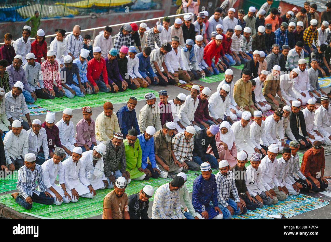 NEW DELHI, INDIA - JUNE 7: Muslims offering prayers at Jama Masjid on ...