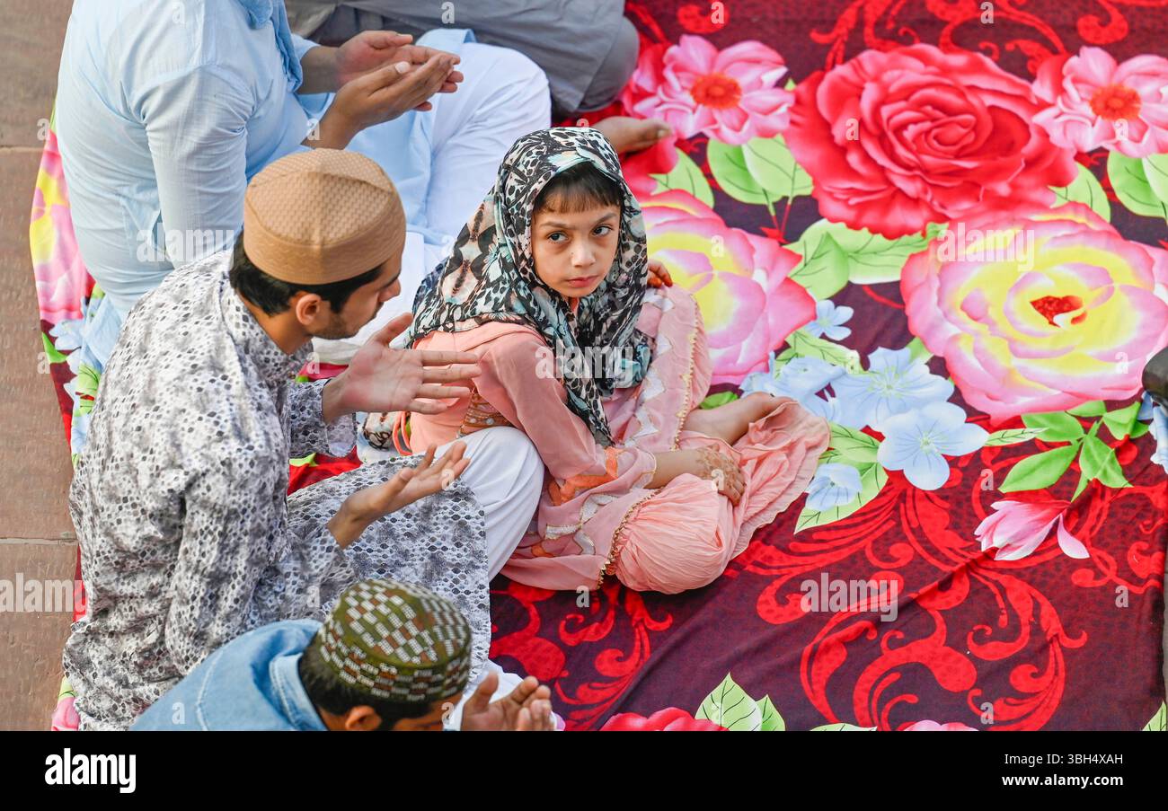 NEW DELHI, INDIA - JUNE 7: Muslims offering prayers at Jama Masjid on ...