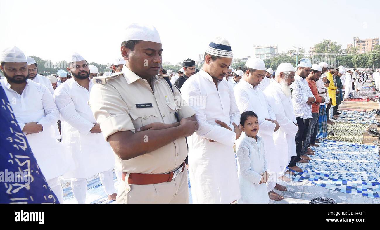PATNA, INDIA - JUNE 7: Muslim people offers Namaz on the occasion of ...