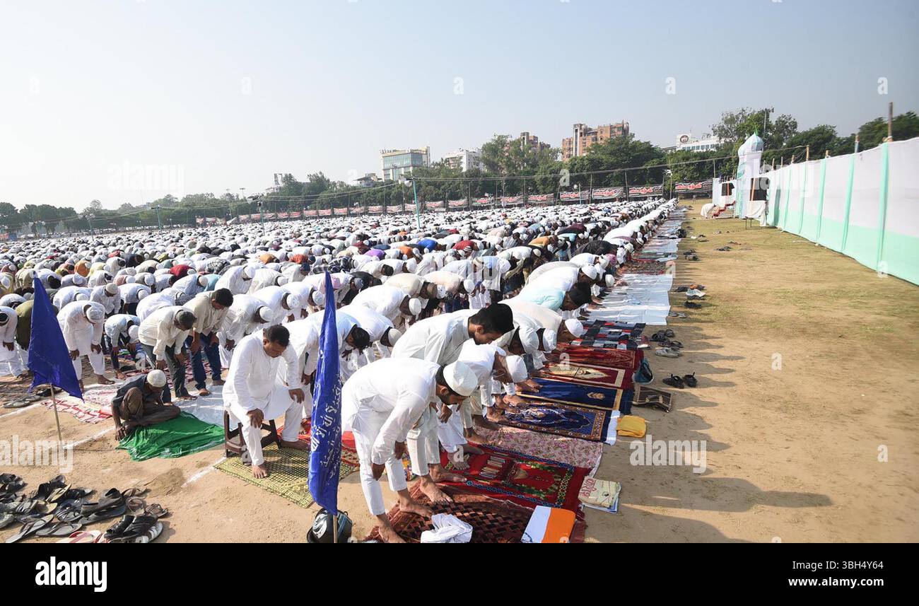PATNA, INDIA - JUNE 7: Muslim people offers Namaz on the occasion of ...