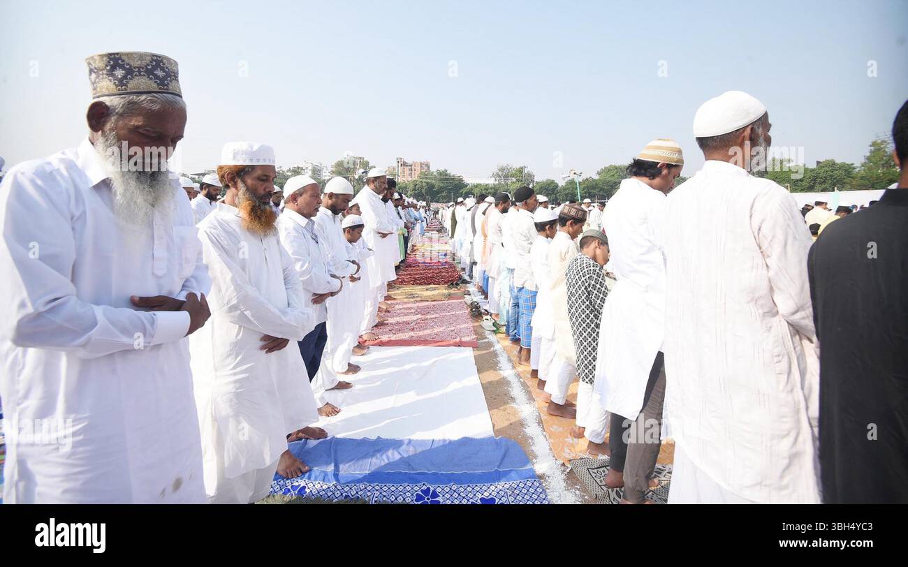 PATNA, INDIA - JUNE 7: Muslim people offers Namaz on the occasion of ...