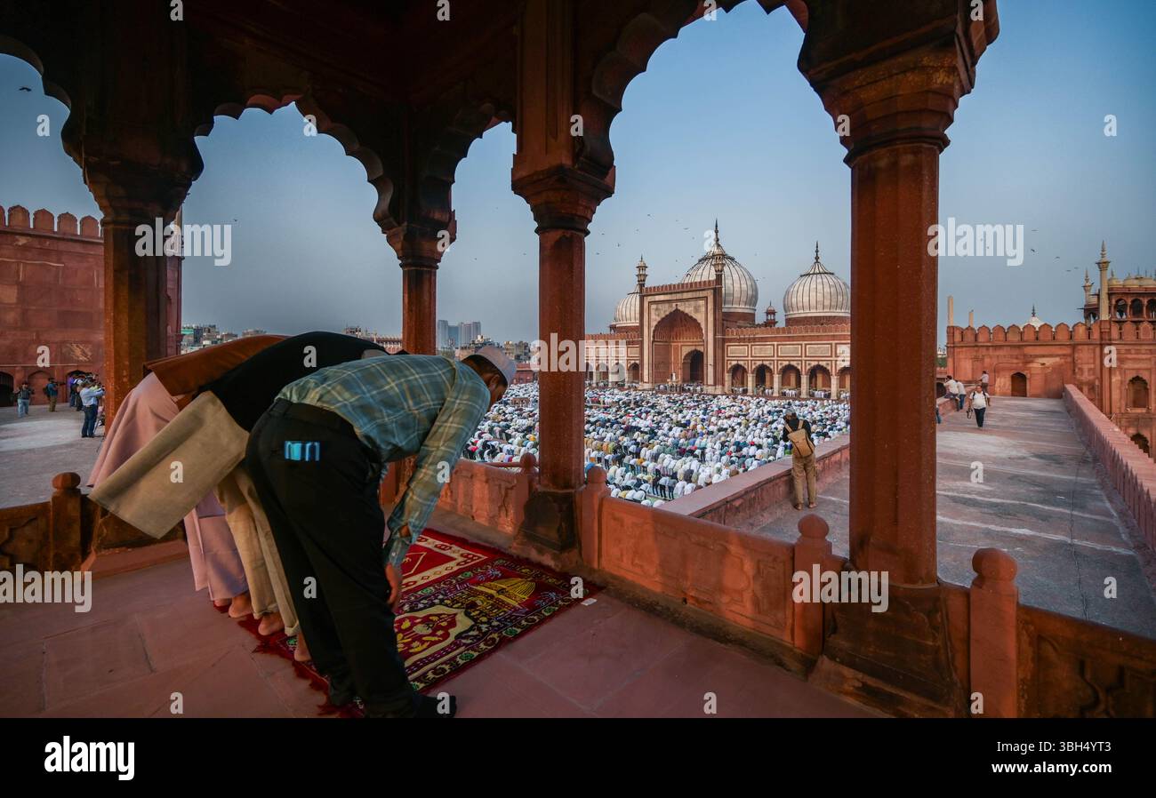 NEW DELHI, INDIA - JUNE 7: Muslims offering prayers at Jama Masjid on ...