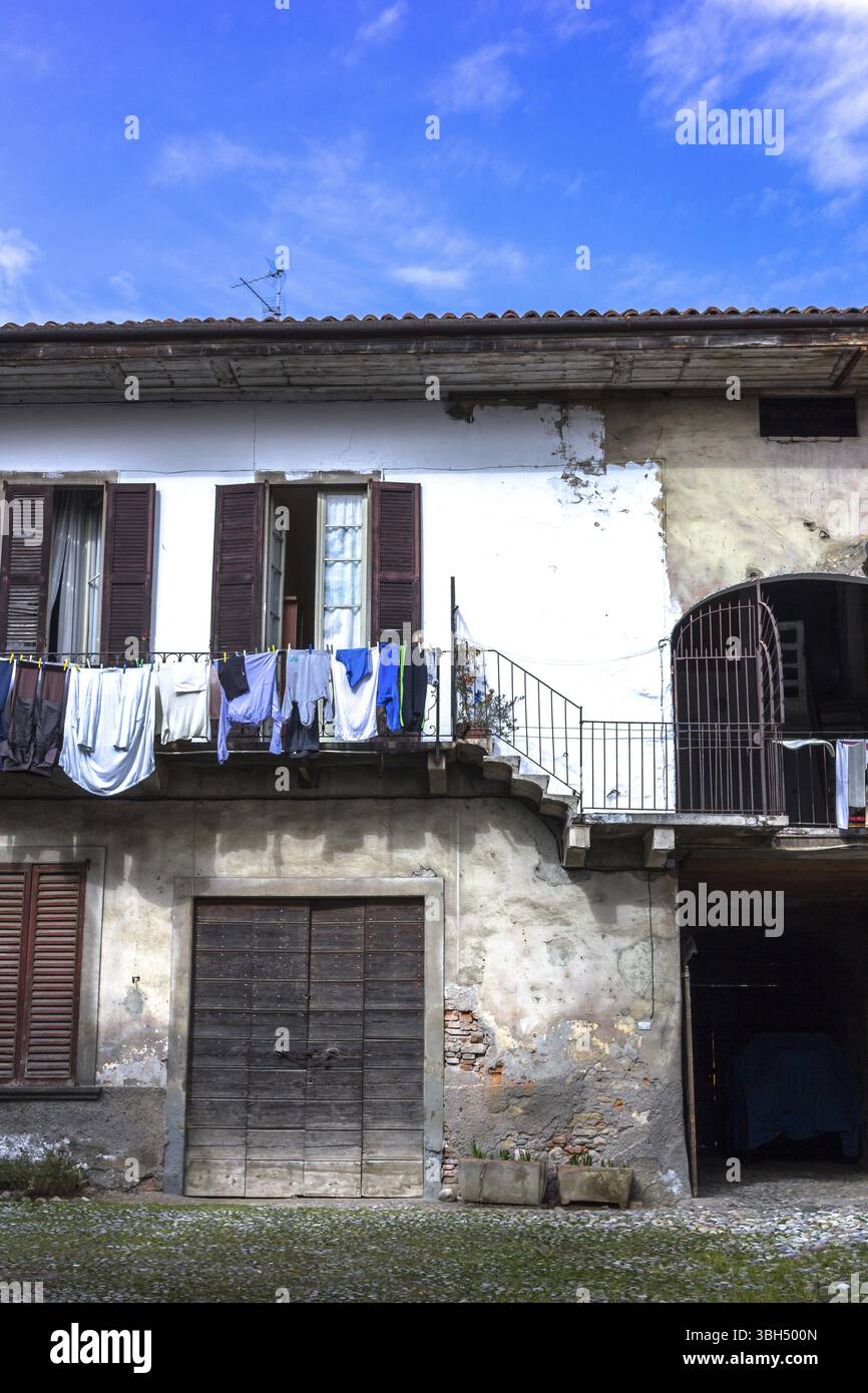 Front view of an old Italian farmhouse Stock Photo - Alamy