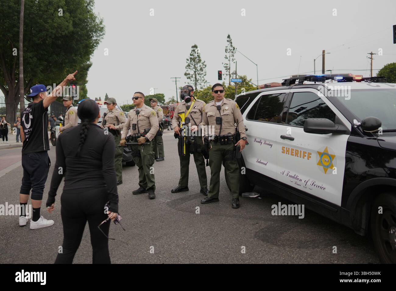 Protesters confront Border Patrol personnel in the Paramount section of ...