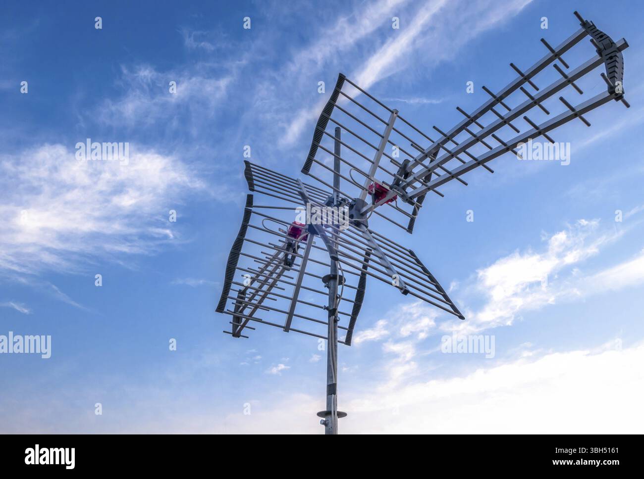 Directional antenna for reception of digital television broadcasting ...