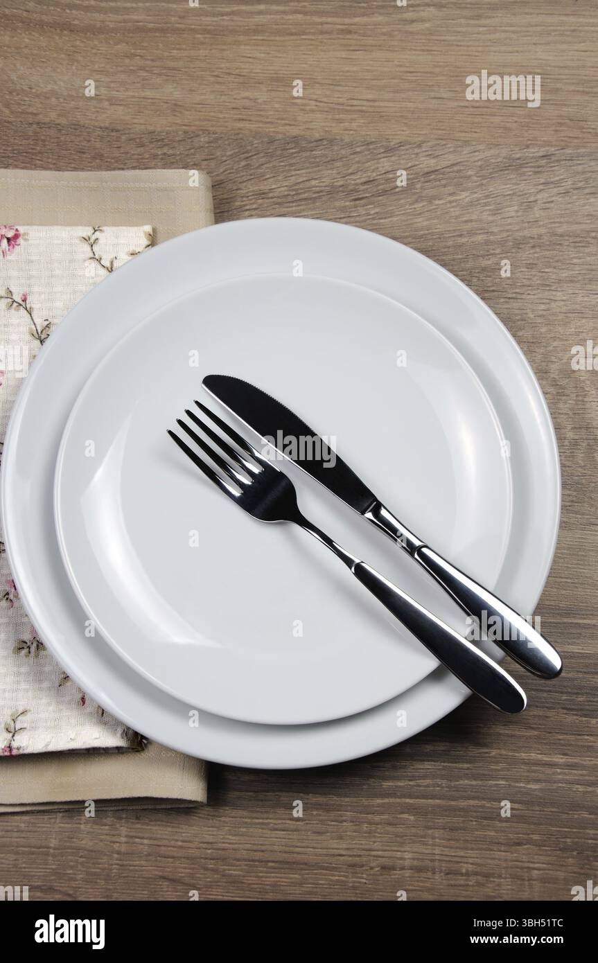 Dining etiquette - I still eat, Finished position. Fork and knife ...
