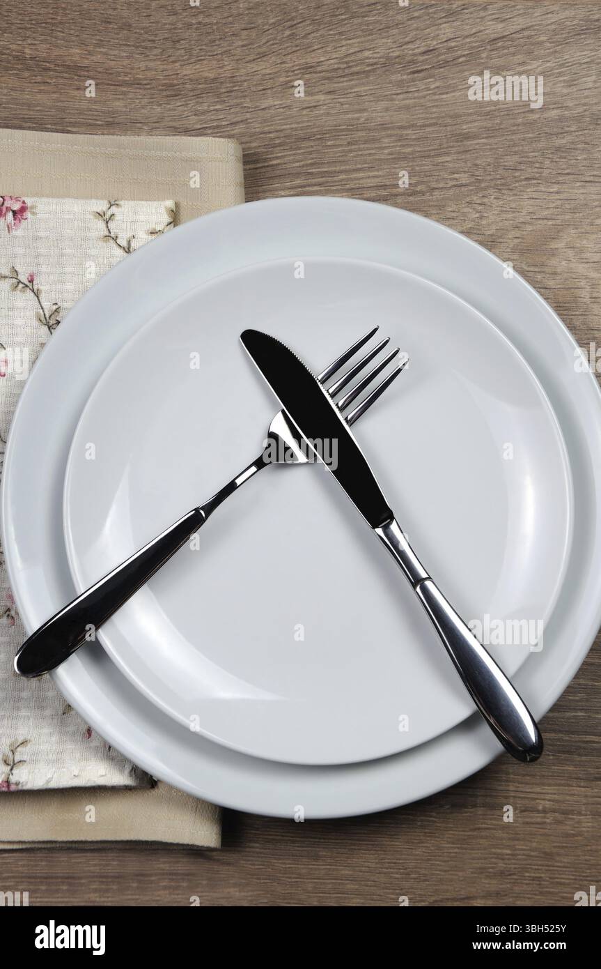 Dining etiquette - I still eat, do not like. Fork and knife signals ...
