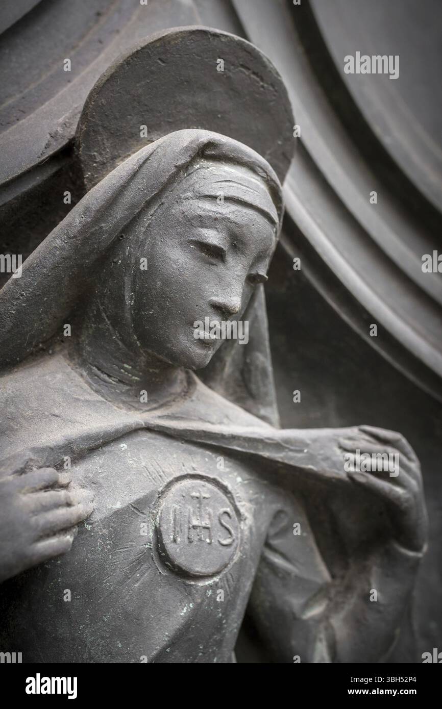 Stone statue of the Virgin Mary, with a surprised expression Stock ...