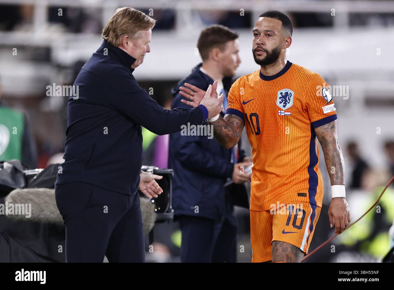 HELSINKI - (L-R) Netherlands coach Ronald Koeman, Memphis Depay or the ...