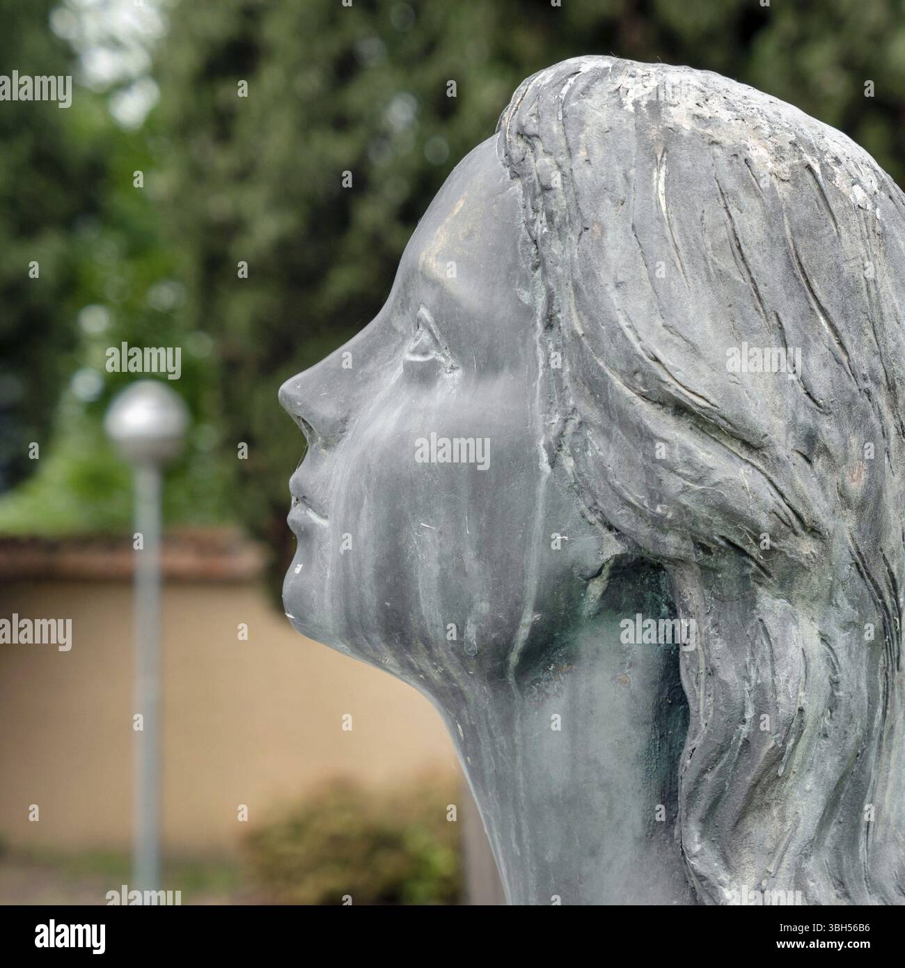 Sad woman statue. Praying woman statue. Shallow dof Stock Photo - Alamy