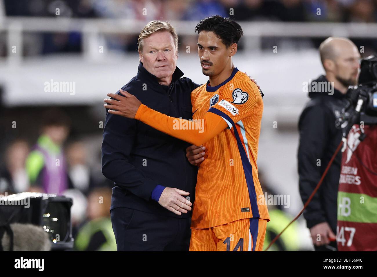 HELSINKI - (L-R) Netherlands coach Ronald Koeman, Tijjani Reijnders or ...