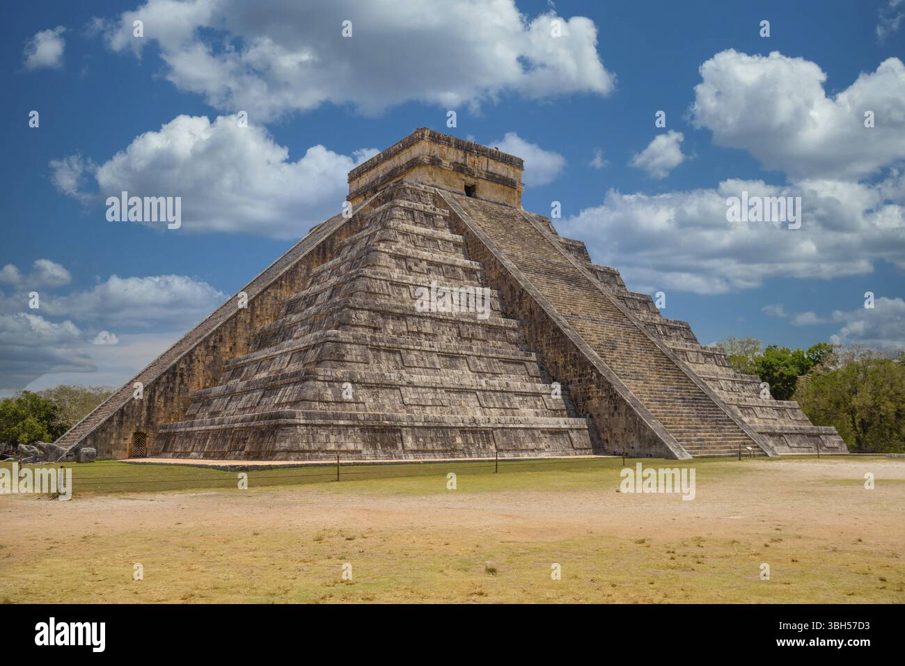Temple Pyramid of Kukulcan El Castillo, Chichen Itza, Yucatan, Mexico, Maya civilization ...