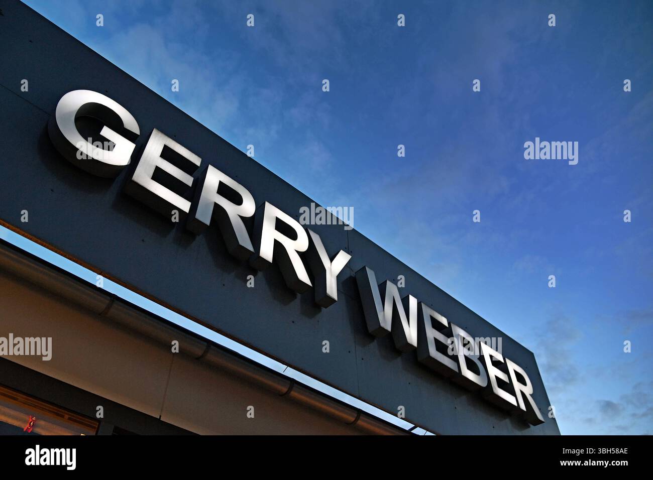 GERRY WEBER schliesst alle Filialen. GERRY WEBER Modekette,deutsches ...