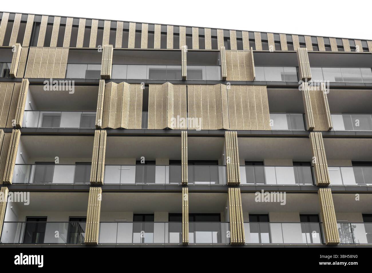 View facade waiting building hi-res stock photography and images - Alamy