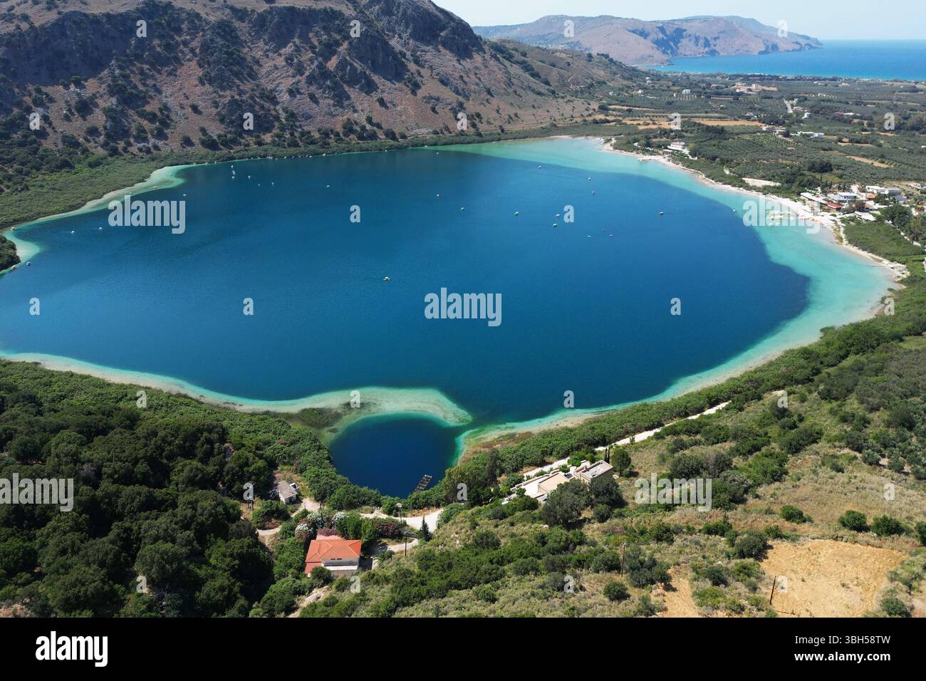 07.06.2025 , xsvx, Reise Urlaub, Griechenland Kreta emwir, v.l. Lake Kournas. Der Kournas-See ...