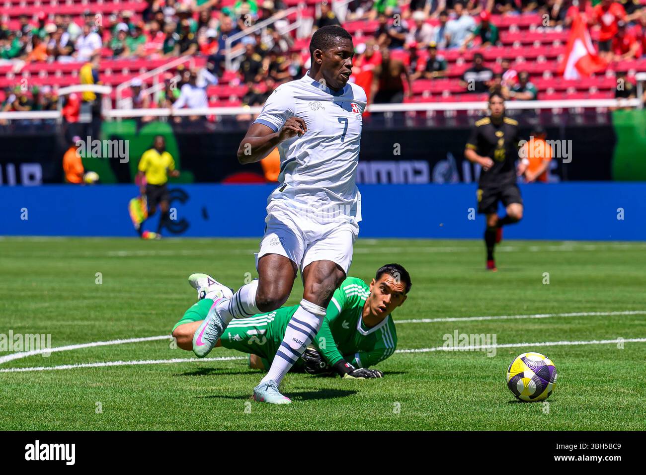 Switzerland's Breel Embolo (7) dribbles around Mexico's José Raúl ...