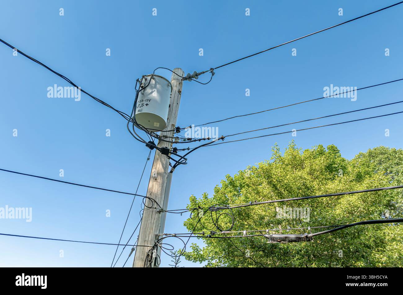 Wooden electric pole wires hi-res stock photography and images - Alamy
