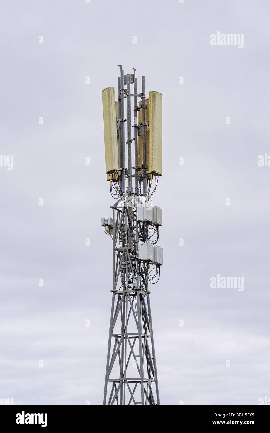 Cell phone radio antenna and tower Stock Photo - Alamy