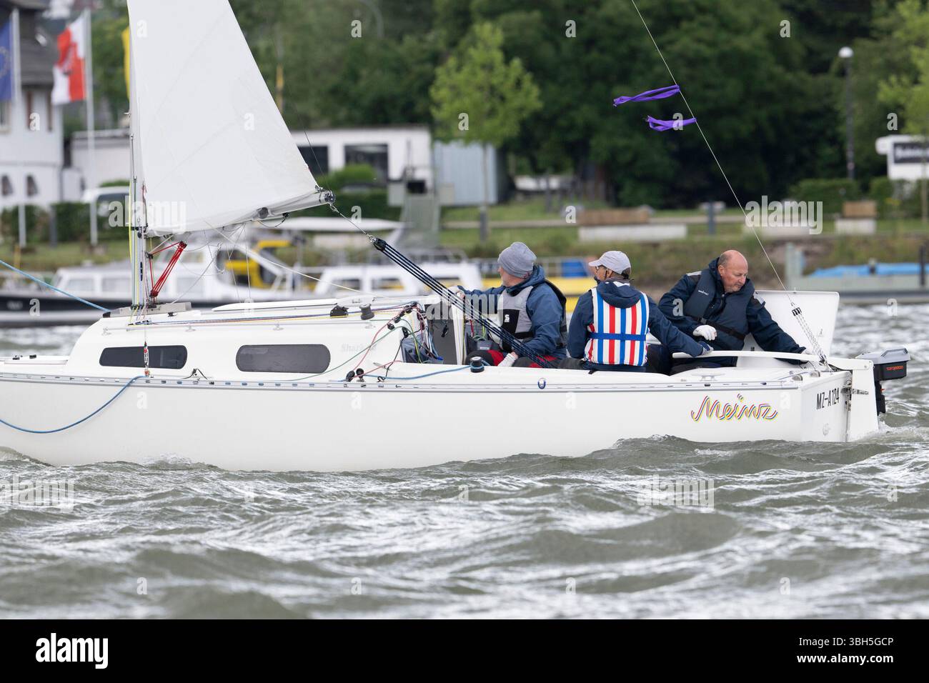 Walluf, Deutschland. 14th Apr, 2025. meinz - Shark 24 (Steuermann-Crew ...