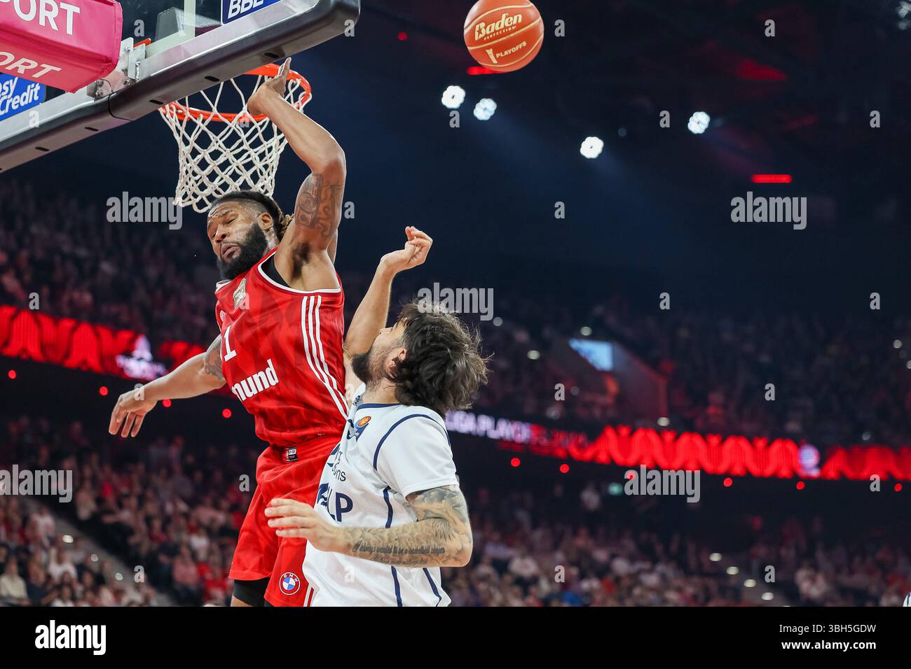 Devin Booker (FC Bayern Basketball, #31) mit Marcel Kessen (MLP ...