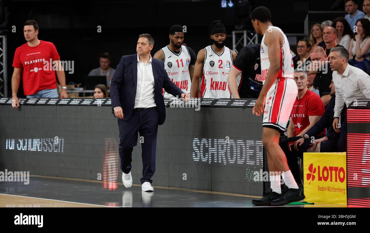Im Bild: Head-Coach Sasa Filipovski (Wuerzburg Baskets) wechselt alle 5 ...