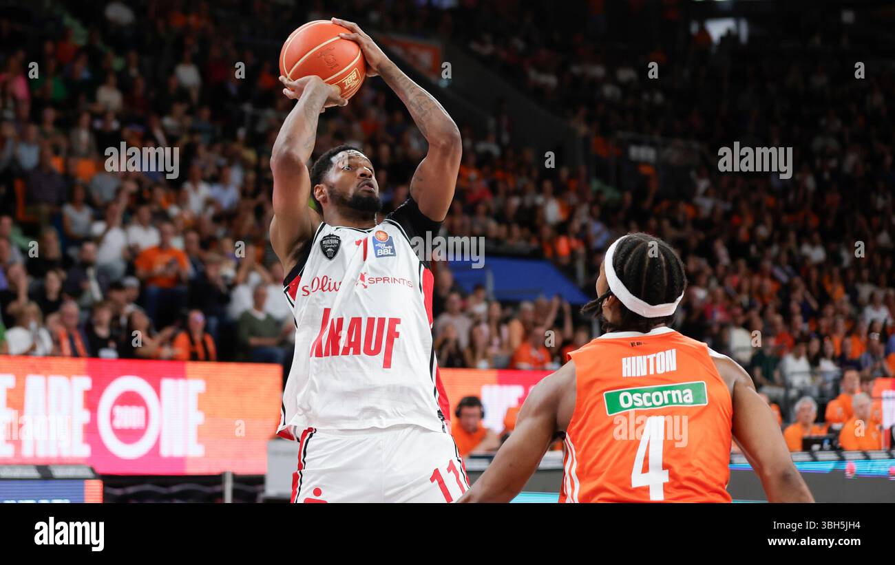 Im Bild: v.li. Nelson Phillips (Wuerzburg Baskets, 11) am Ball gegen ...