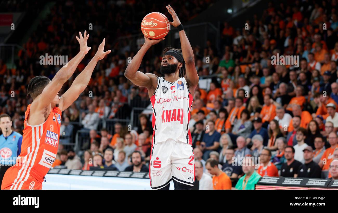 Im Bild: v.li. Alfonso Plummer (ratiopharm Ulm, 9) gegen Bazoumana Kone ...