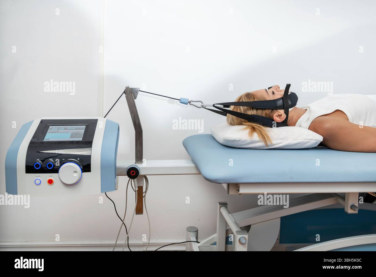 Mechanical cervical traction gently stretch the neck, alleviate ...