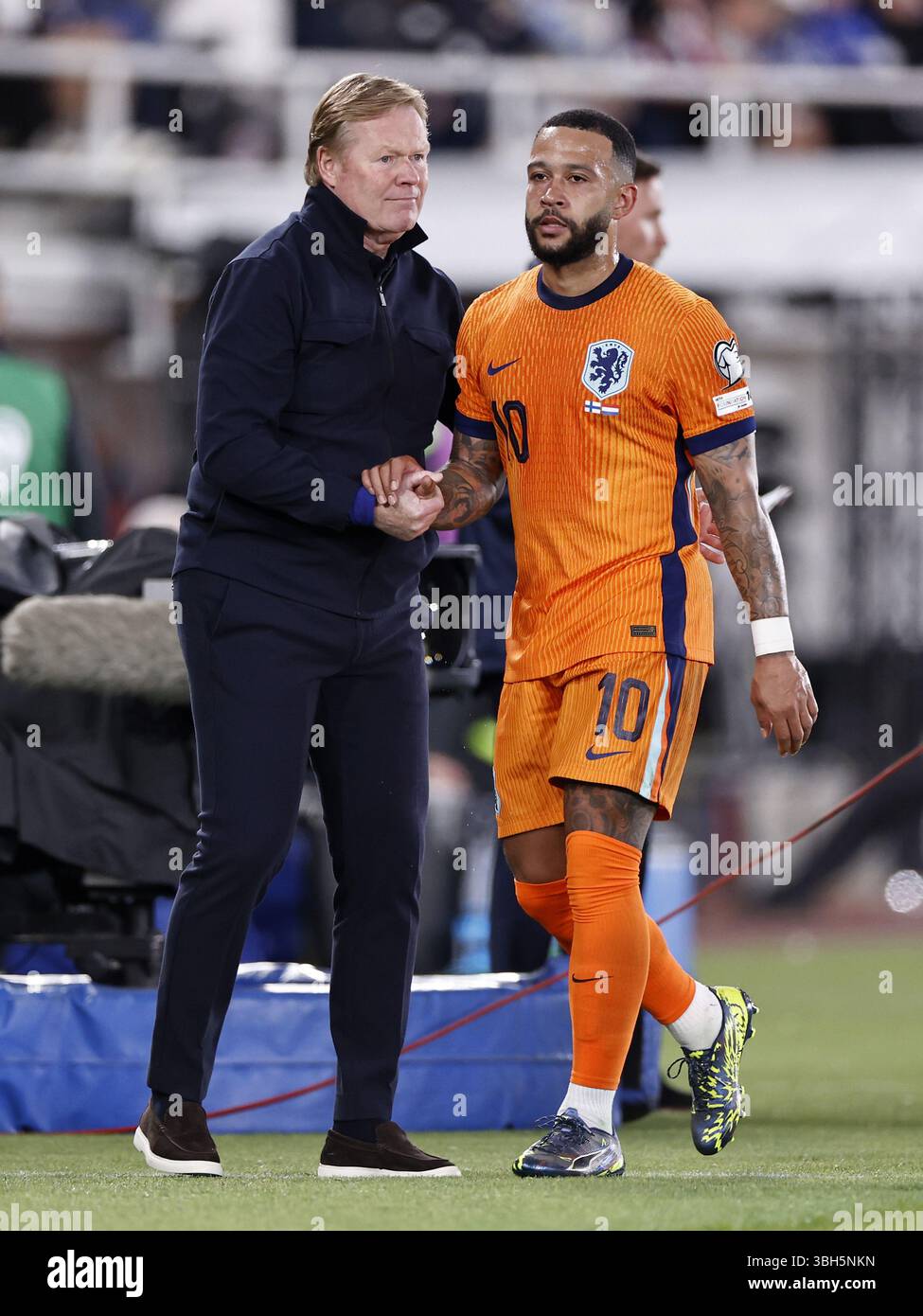 HELSINKI - (L-R) Netherlands coach Ronald Koeman, Memphis Depay or the ...