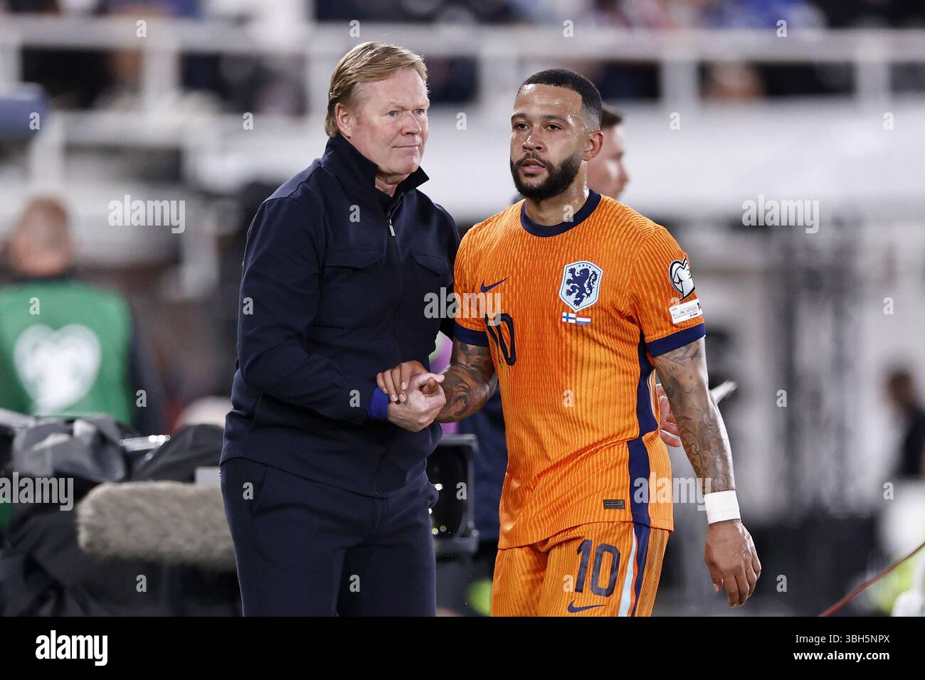 HELSINKI - (L-R) Netherlands coach Ronald Koeman, Memphis Depay or the ...