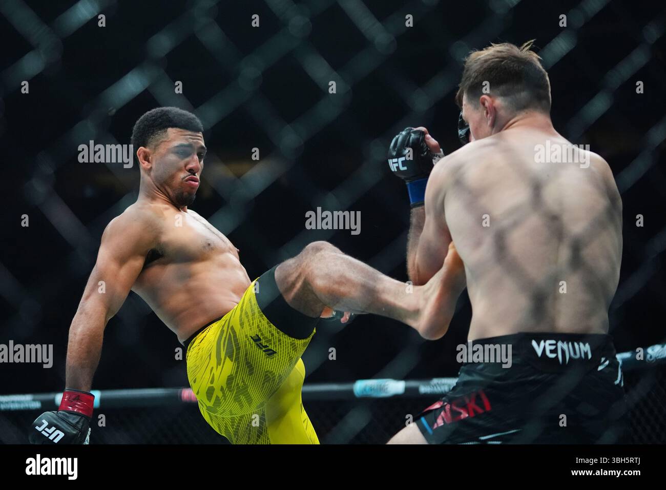 Marquel Mederos, left, kicks Mark Choinski during a lightweight bout at ...
