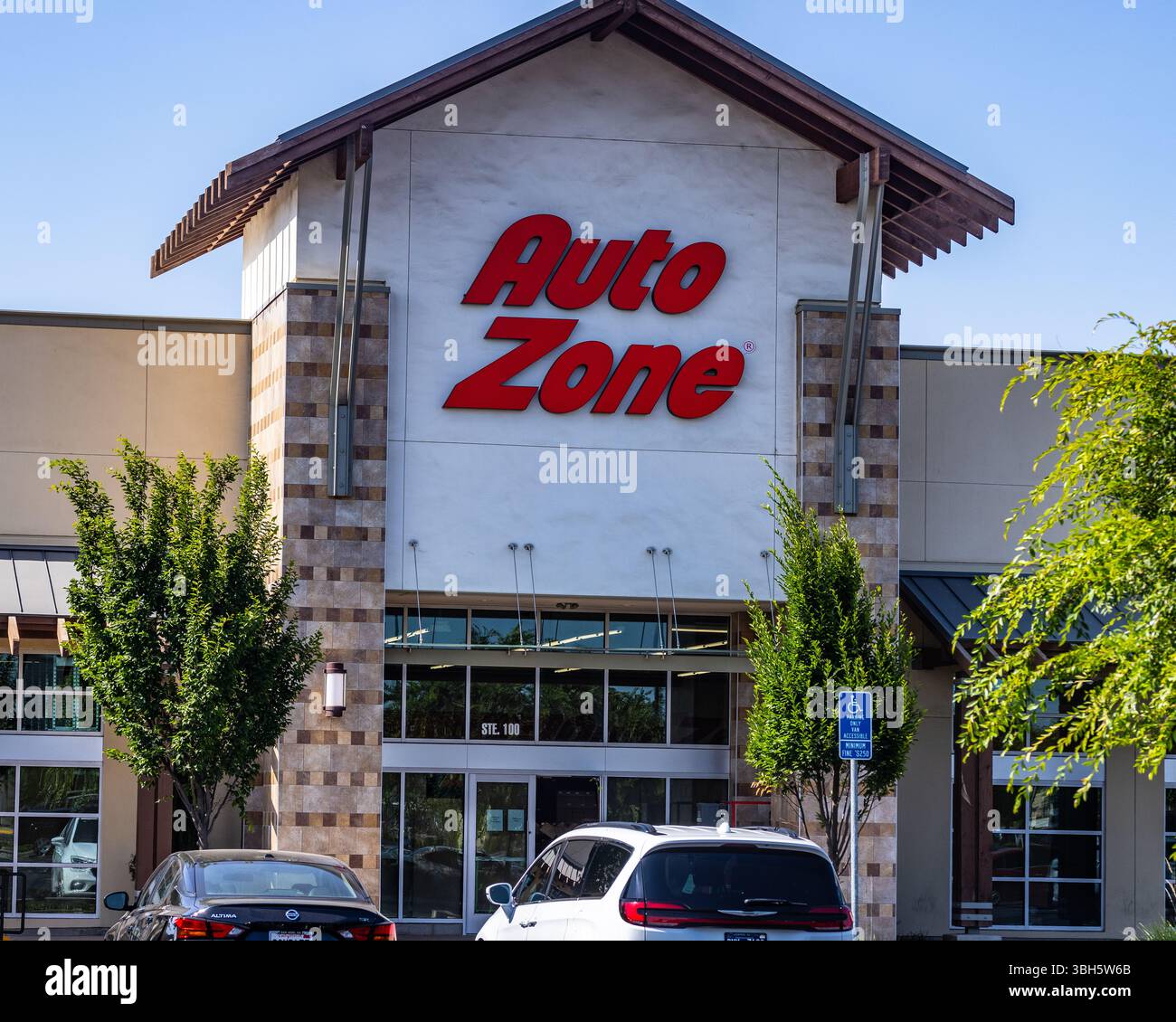 Autozone logo hi-res stock photography and images - Alamy