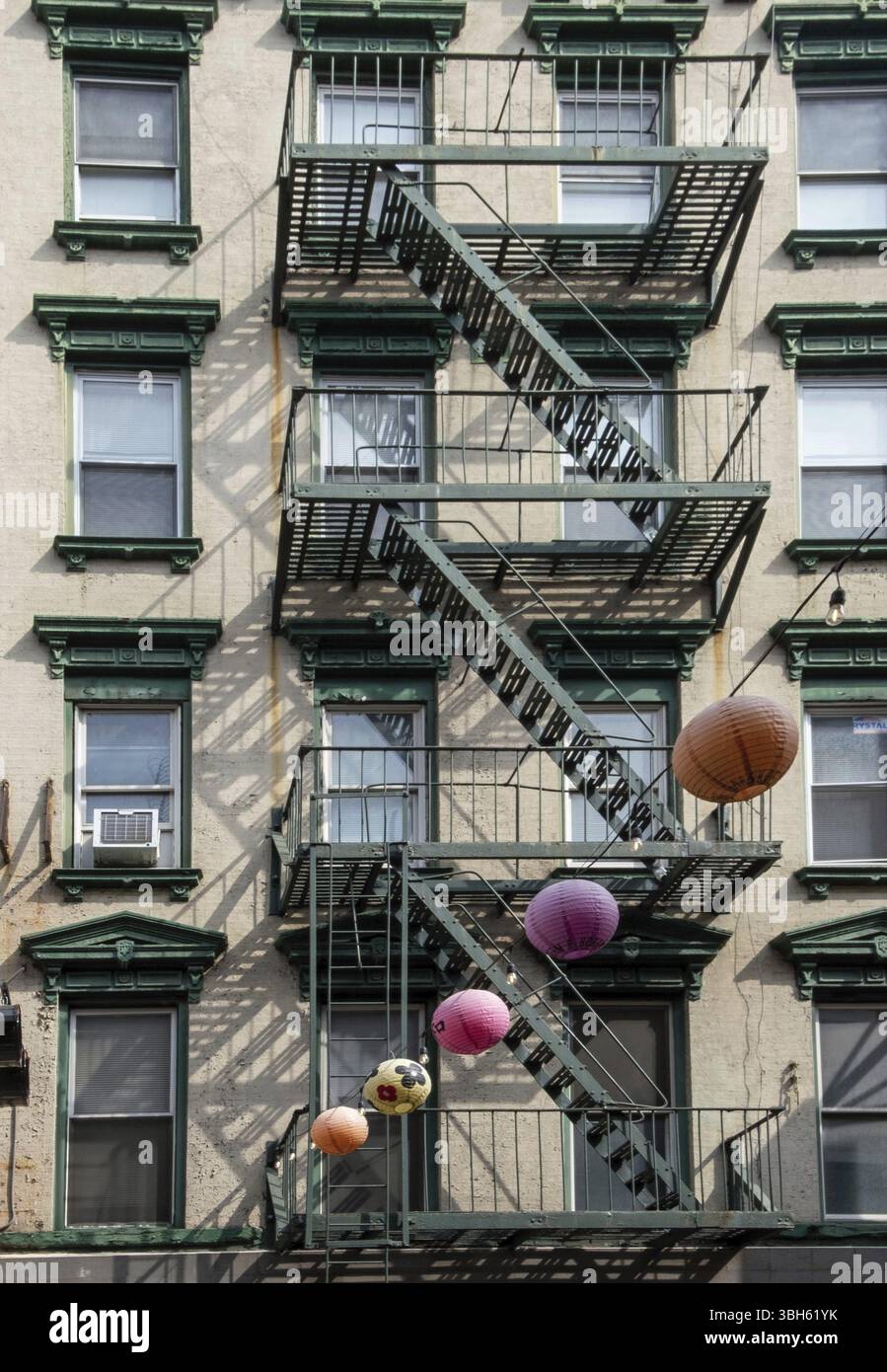 External fire escape staircase hi-res stock photography and images - Alamy