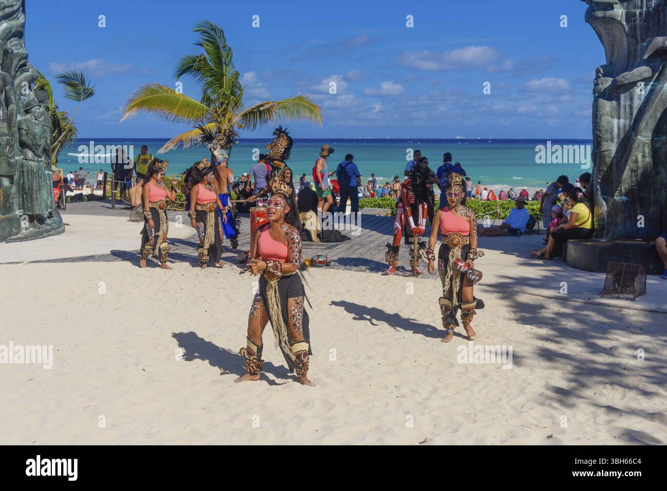 Dancing maya indian girls in Playa del Carmen, Yukatan, Mexico, Central ...