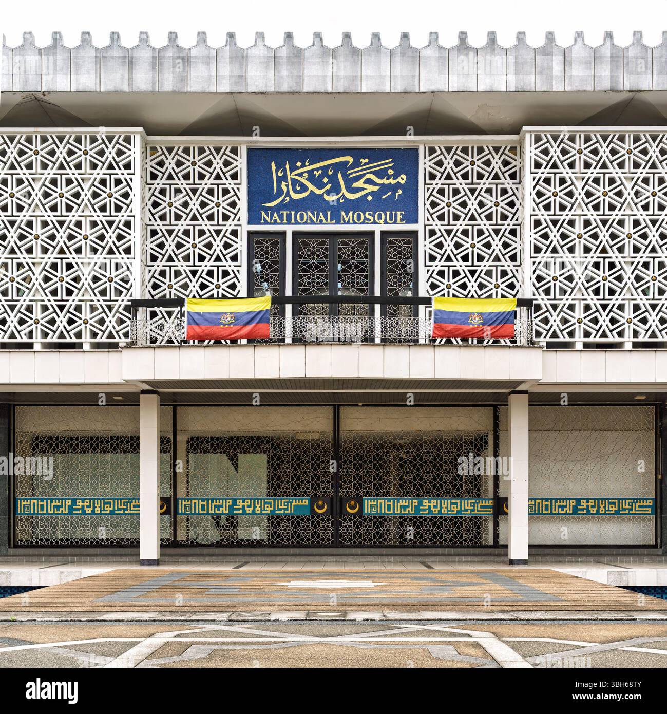 Lattice screen windows hi-res stock photography and images - Alamy