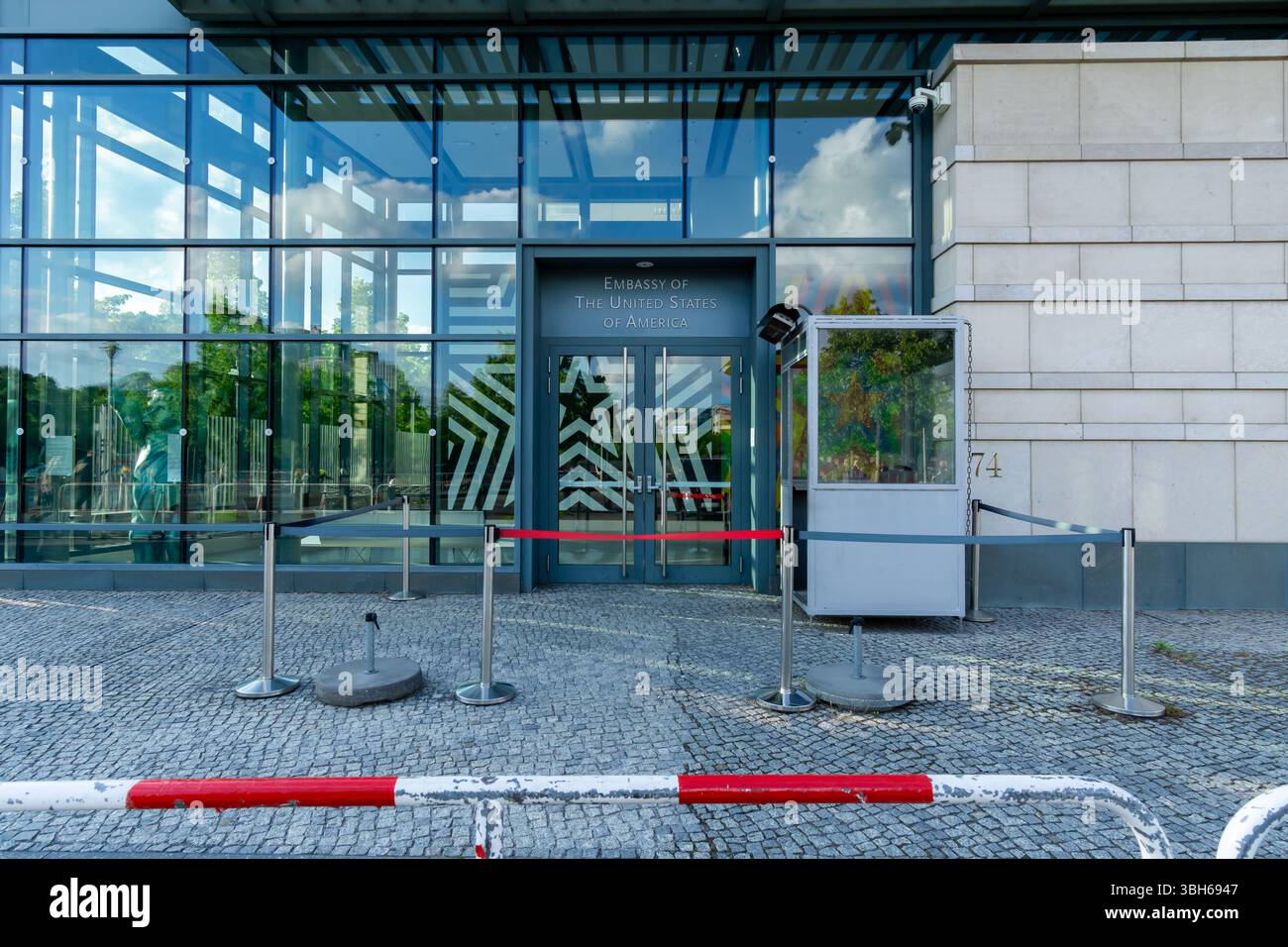 Detailed view of the main entrance to the US Embassy in Berlin, with ...