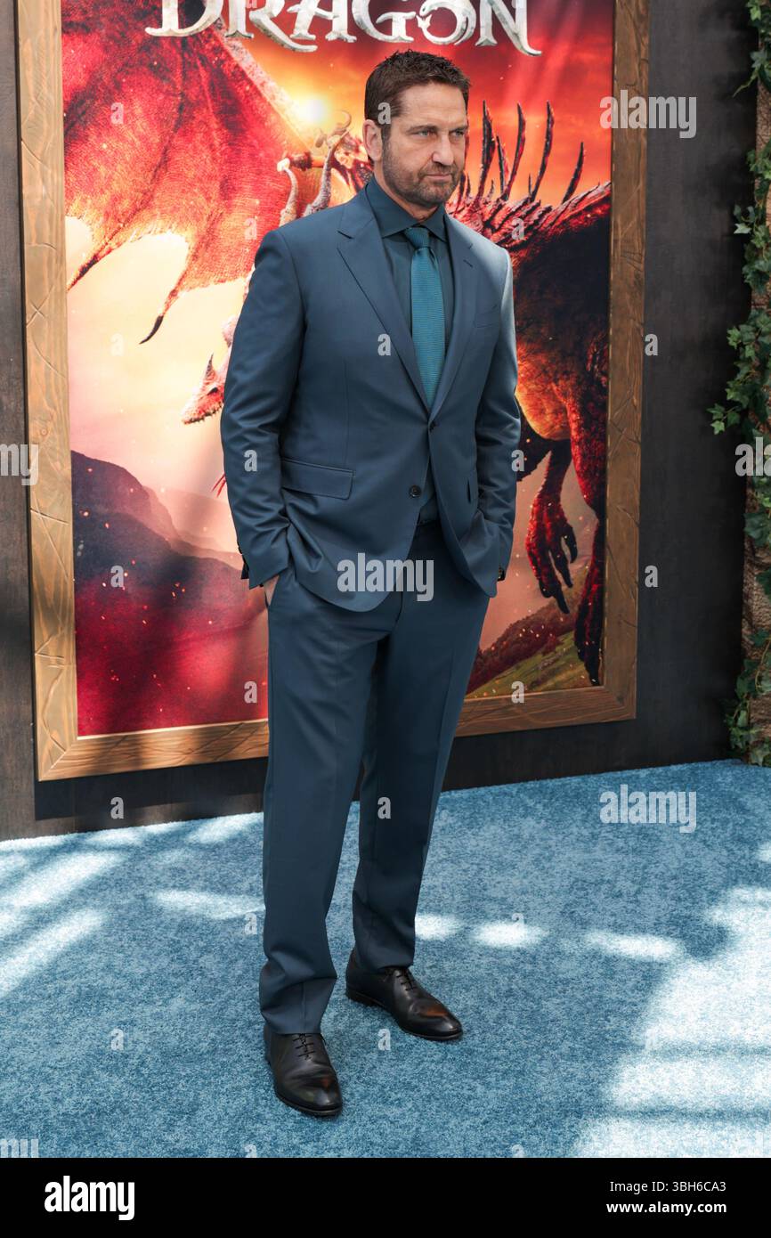 Gerard Butler arrives at the premiere of "How to Train Your Dragon" on ...