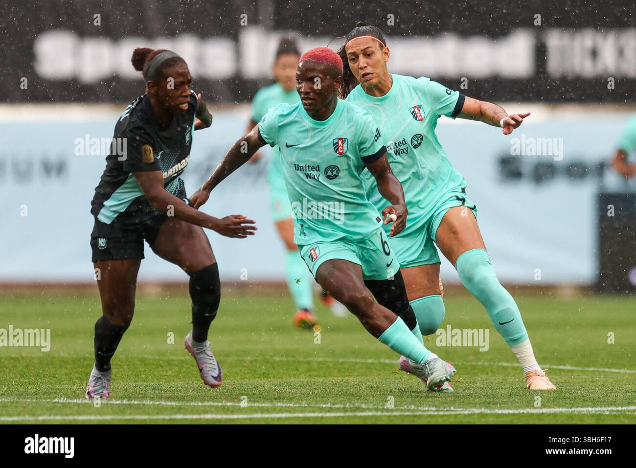 Kansas City Current forward Temwa Chawinga #6 and Gotham FC defender ...