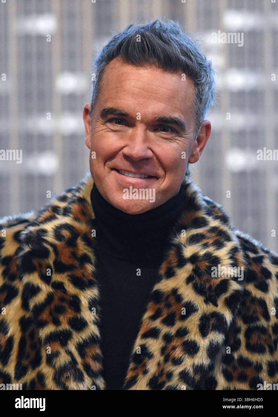 Photo by: zz/NDZ/STAR MAX/IPx 2025 1/14/25 Robbie Williams visits the Empire State Building ...