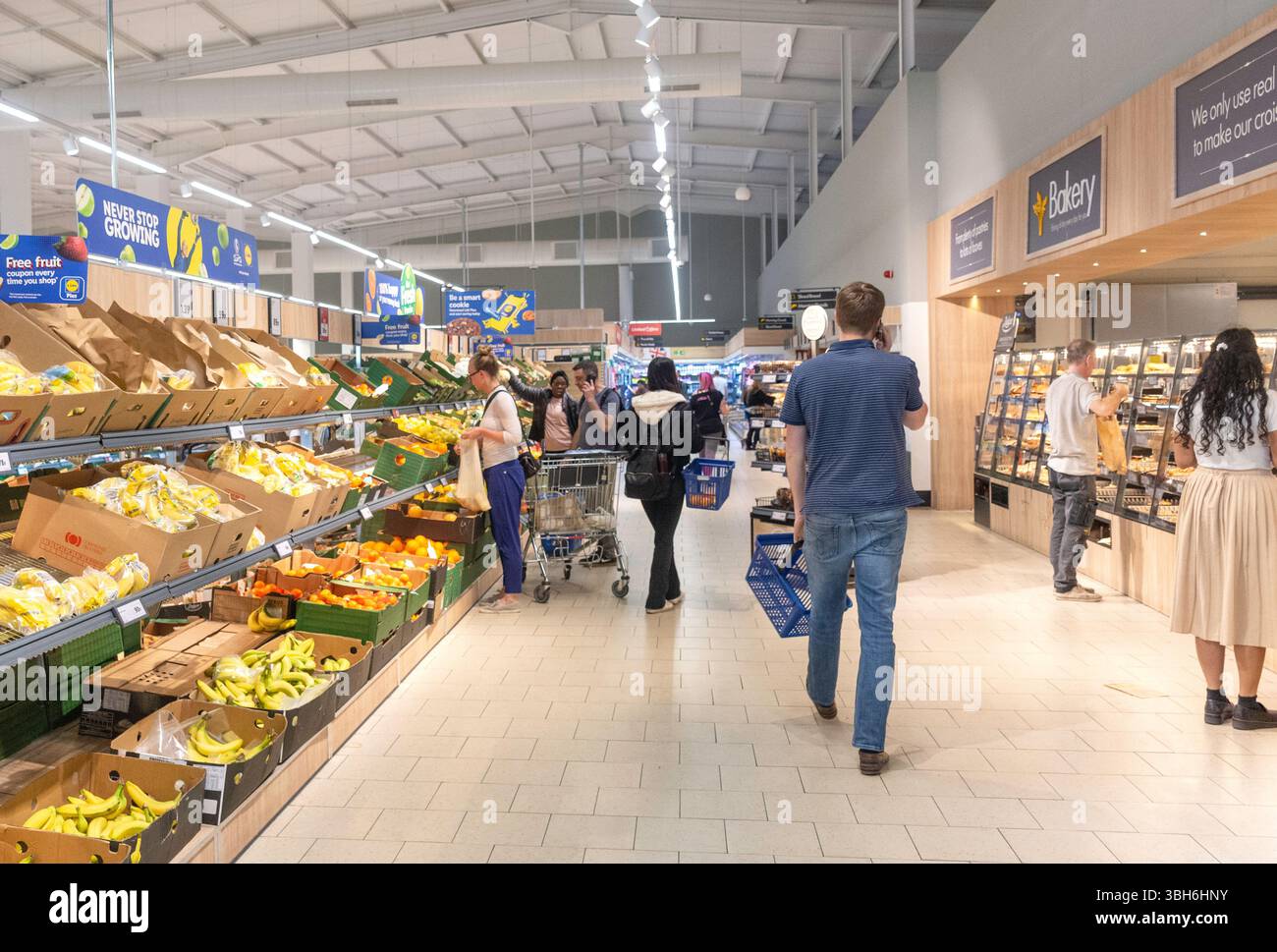Lidl supermarket interior fruit bakery aisle supermarkets budget hi-res ...