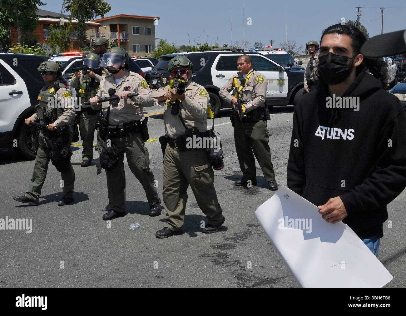 Los Angeles, United States. 07th June, 2025. Protestors face off with ...
