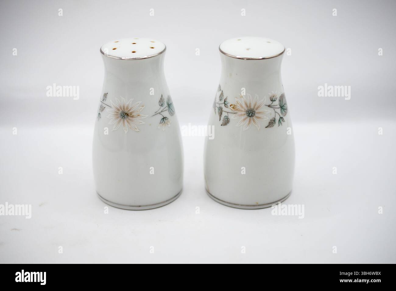 Vintage salt pepper shaker hi-res stock photography and images - Alamy