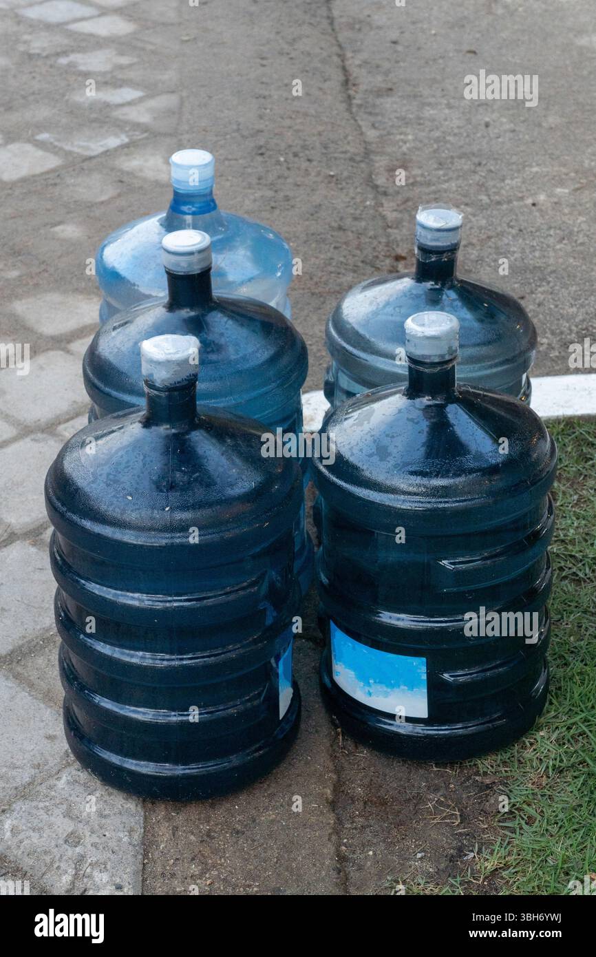 Water filling up bottles hi-res stock photography and images - Alamy