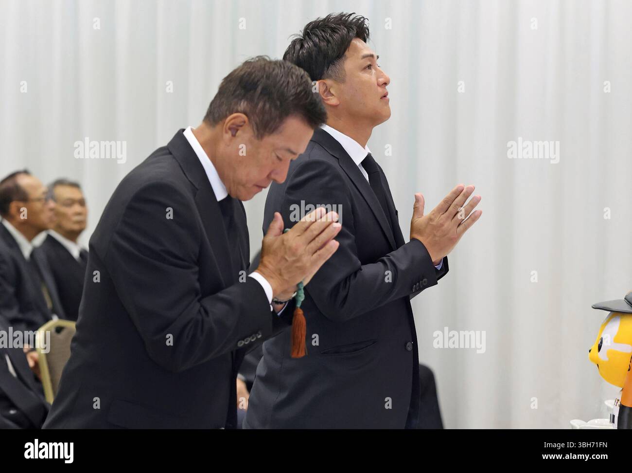 Former Giants managers Tatsunori Hara (L) and Yoshinobu Takahashi ...
