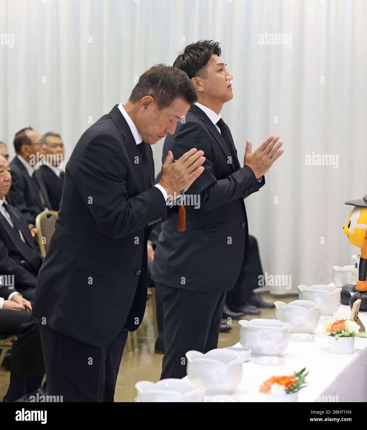 Former Giants managers Tatsunori Hara (L) and Yoshinobu Takahashi ...