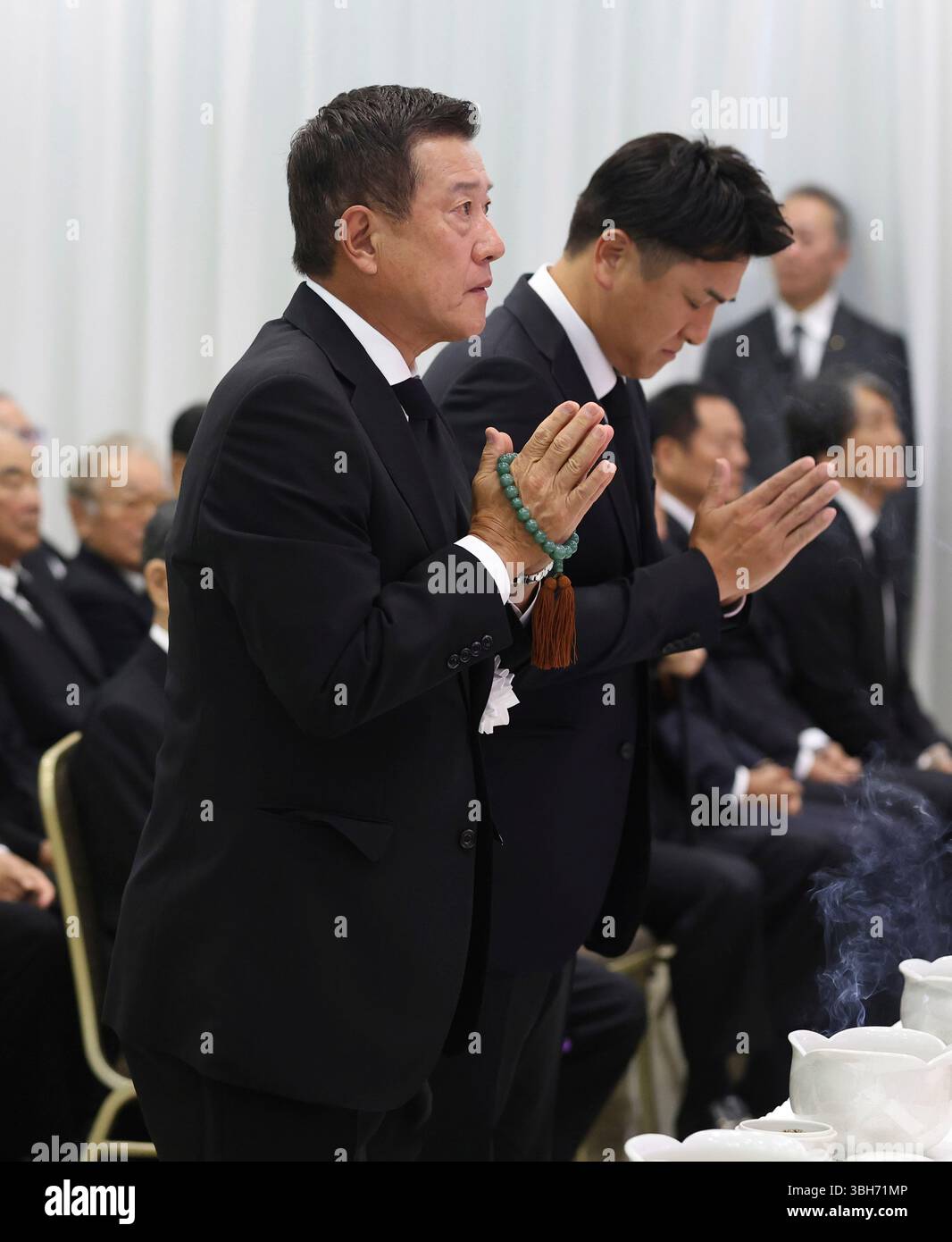 Former Yomiuri Giants manager Tatsunori Hara attends Shigeo Nagashima's ...