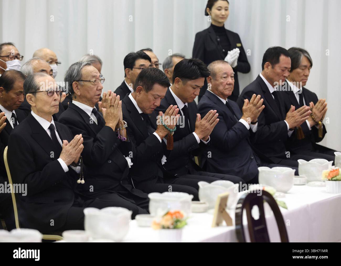 (From left in front) Former Giants managers Sadaharu Oh, Tsuneo ...