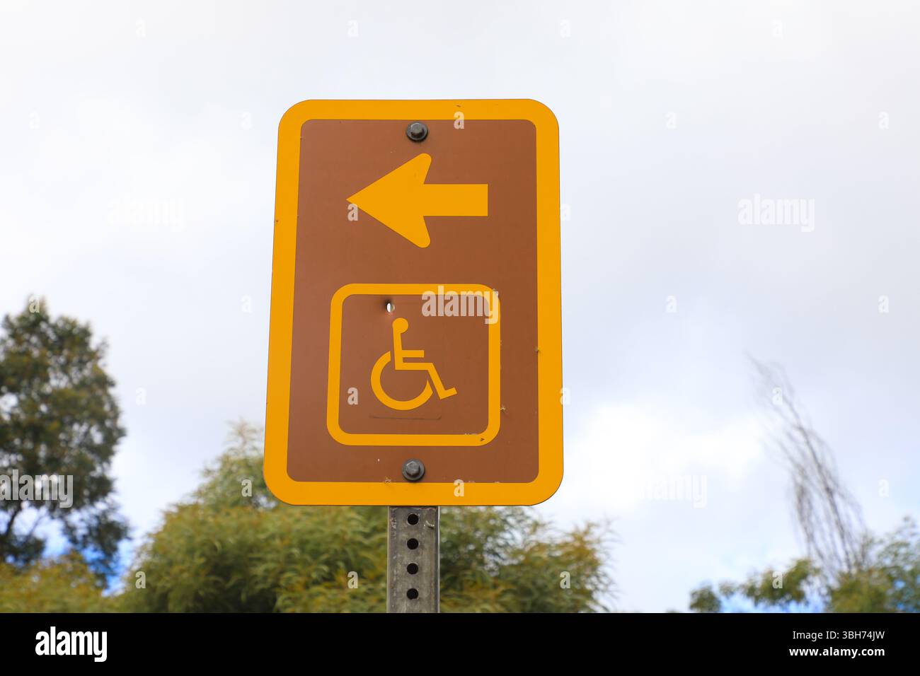 Accessible Parking: Handicap Parking Sign in Parking Lot in Waimea ...
