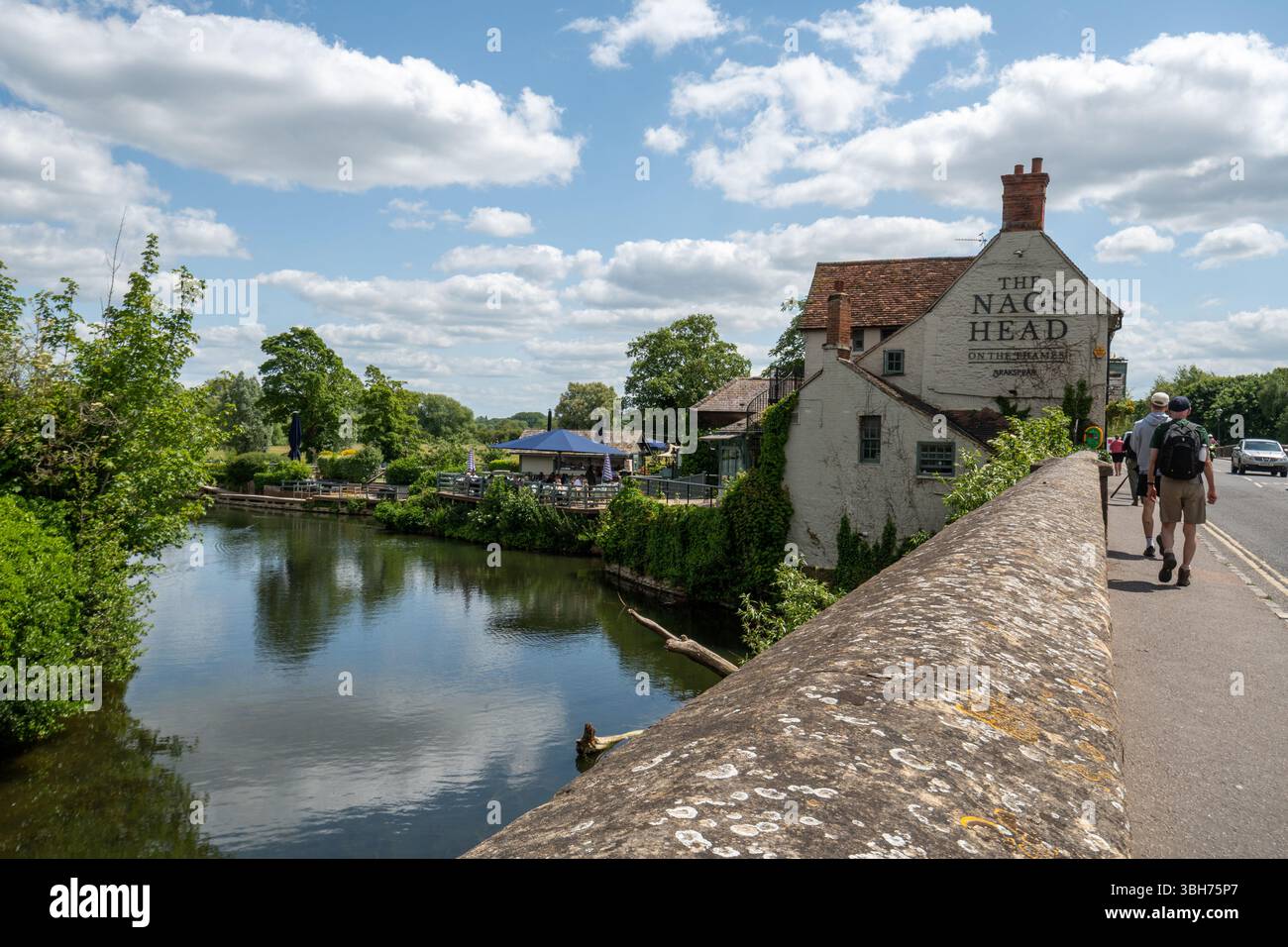 The Nag's Head pub on an island in the River Thames, Abingdon Bridge ...