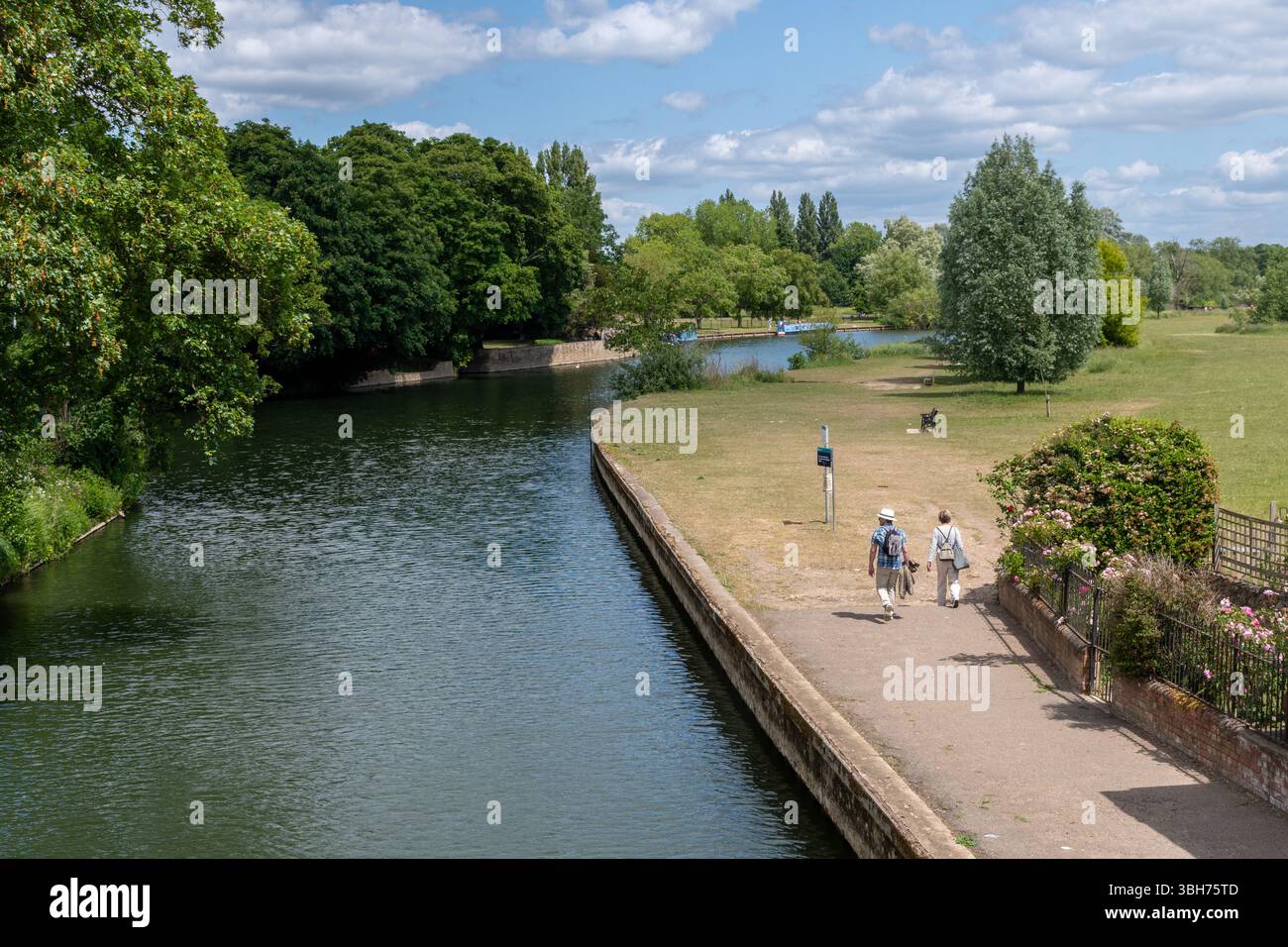 The River Thames at Abingdon-on-Thames on a sunny June or summer day ...